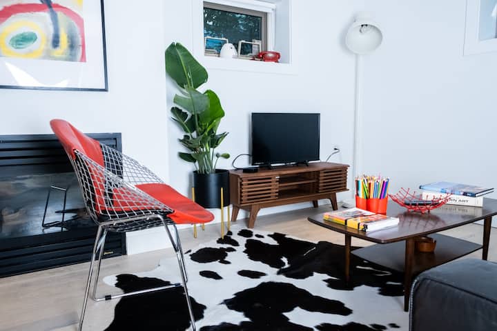 Luxe Private Suite: Prime City Locale, Chic Decor! - Vancouver