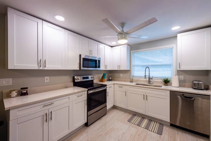 Cheerful Nautical Home Near Siesta Key - Sarasota, FL