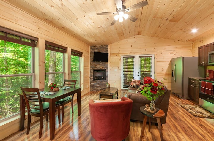 Romantic 1br Cabin W/ Hot Tub, Easy Access & Wi-fi - Dandridge, TN