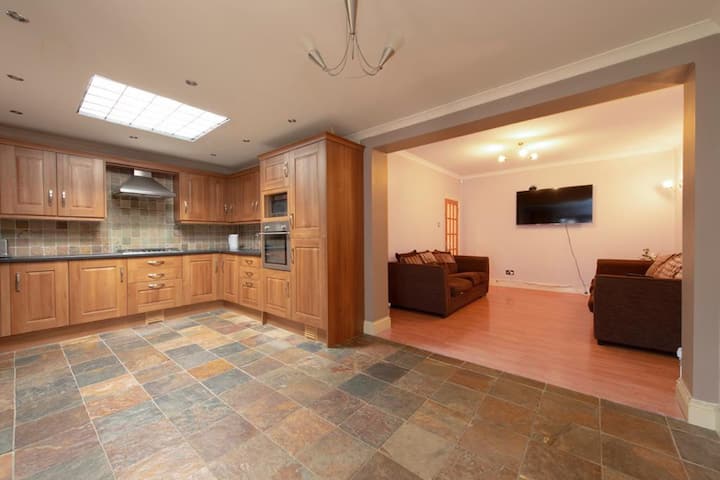 Large 6 Bed With 9 Separate Beds 3 Baths 4 Toilets - Bromley