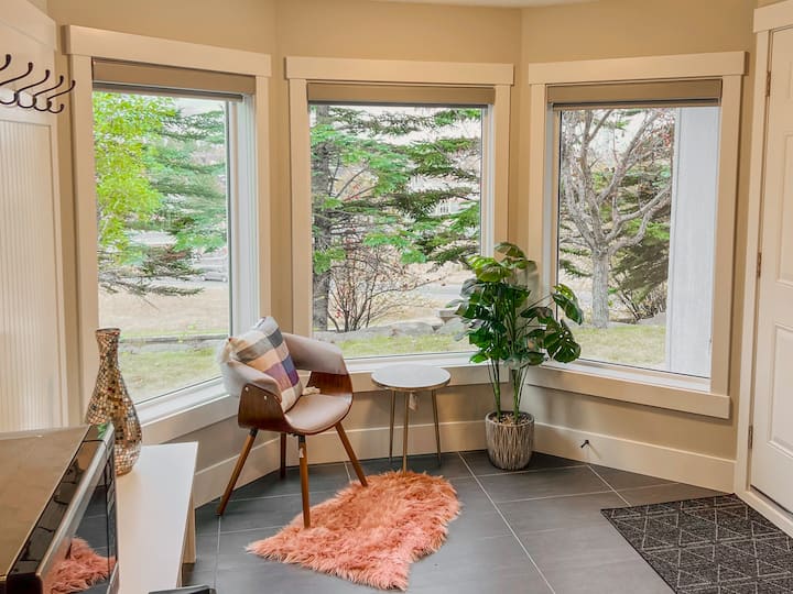 Modern Suite W/ City Views! Walk To Bus & Train - Calgary