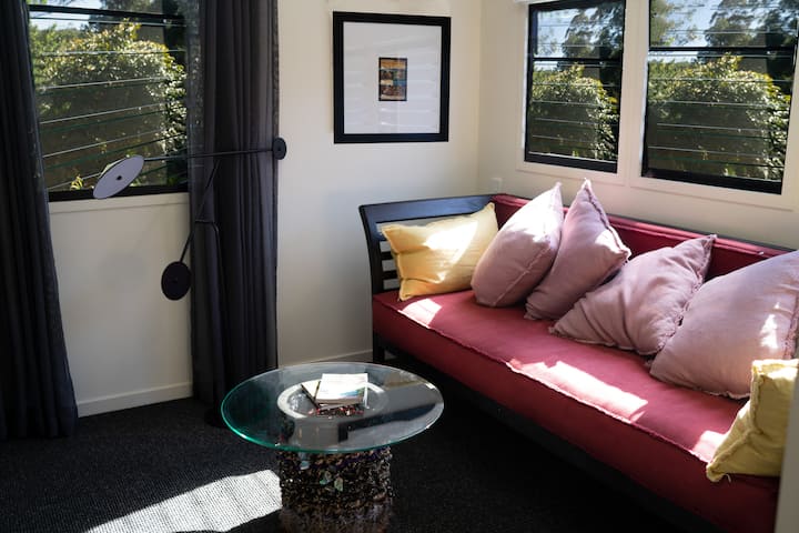 Art Filled Unique Retreat - Bangalow