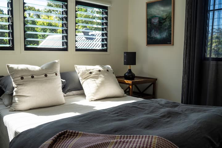Art Filled Unique Retreat - Bangalow