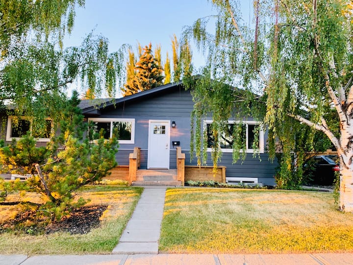 Modern Main Floor Suite Near Chinook Mall - Calgary