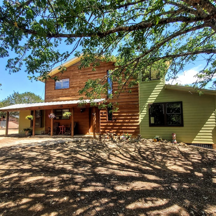 Tranquil Hilltop Hideaway Minutes From The Square - Driftwood, TX