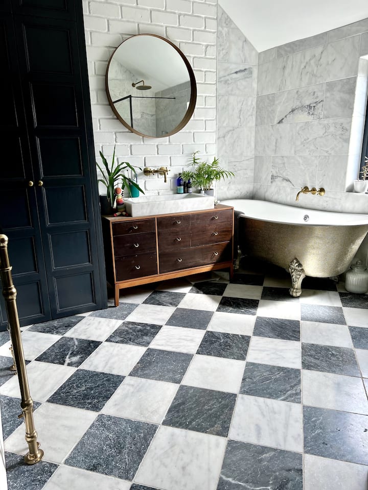 Best Location In Bristol! Stunning 2 Bedroom House - Bristol