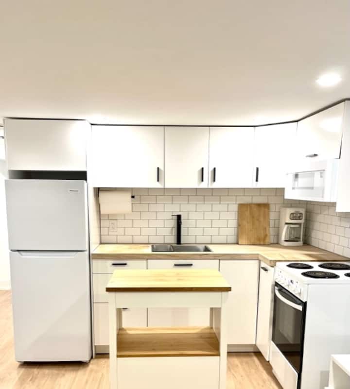 Bright, Clean One Bedroom Apartment With  Parking - Toronto