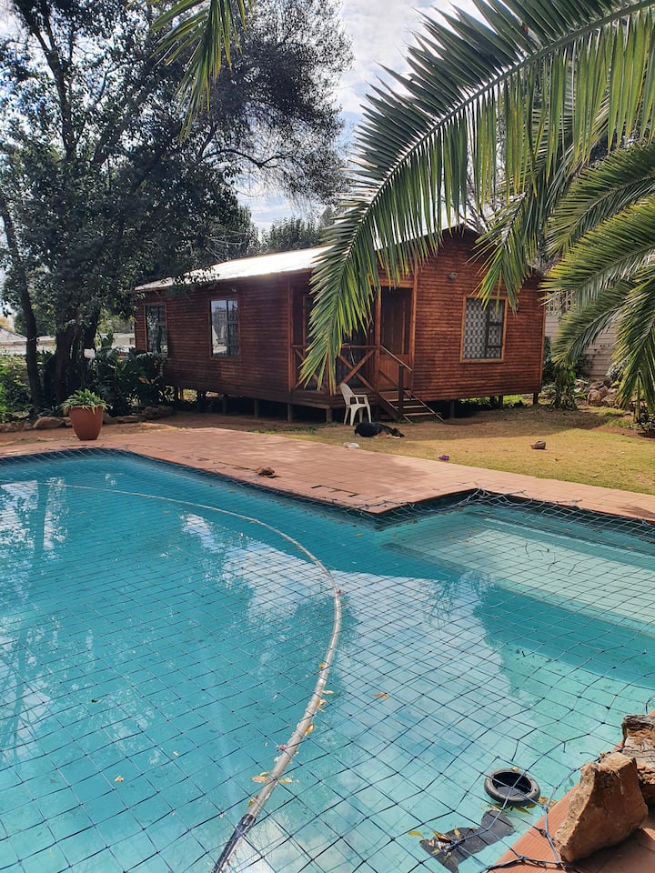 Peaceful 3 Bedroom Cabin Near Sandton City - Johannesburg