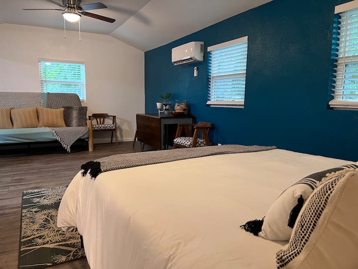 Adorable Guesthouse Loft With Free Parking - Dallas, TX