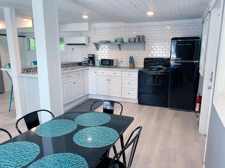 Charming Home, 600 Feet From The Strip. - Geneva-on-the-Lake, OH