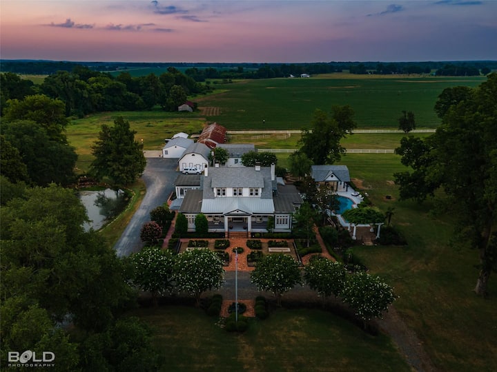 Secluded Historical Home On 10 Acres - Caddo lake