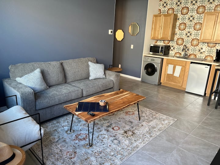 New And Cozy Attached Guest Suite - Glendale, AZ
