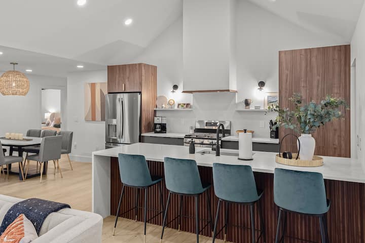 Luxury Home By Downtown & Trails + Great Amenities - Rogers, AR