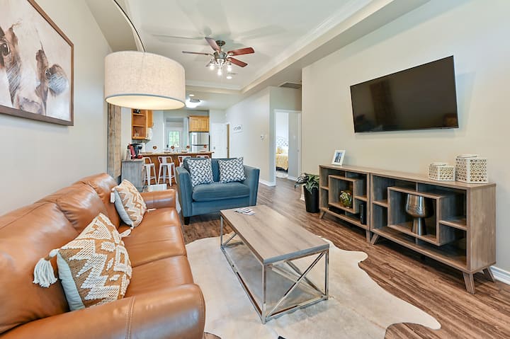 Varsity Vacay–big Yard–off Uni Dr - College Station, TX