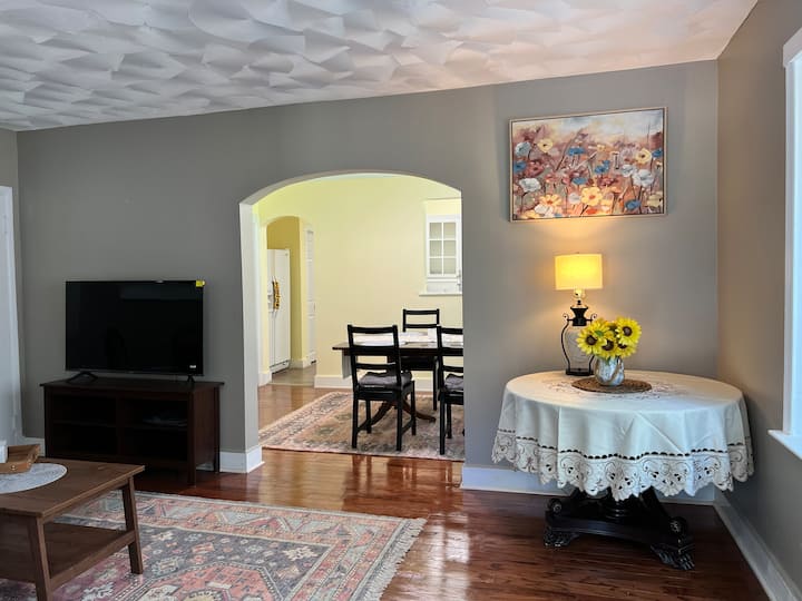 New Furnishings 2 Bedroom Unit With Free Parking - Towson, MD