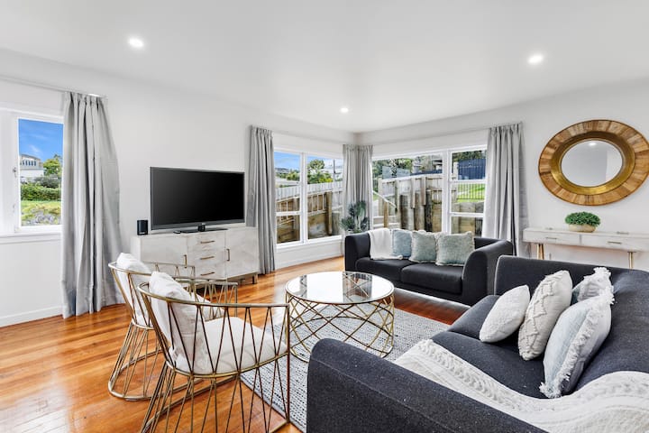 Sun-soaked Holiday Home Close To Beach - Auckland