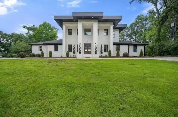 Luxury Modern Mansion W Pool - Roswell, GA