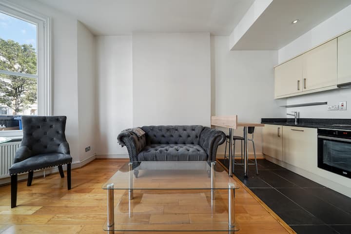 Bright Queen's Park 1 Bed Apt - Lontoo
