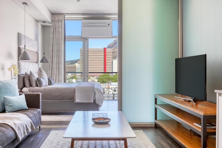 Backup-powered Elegant Mountain View Apartment - Cape Town