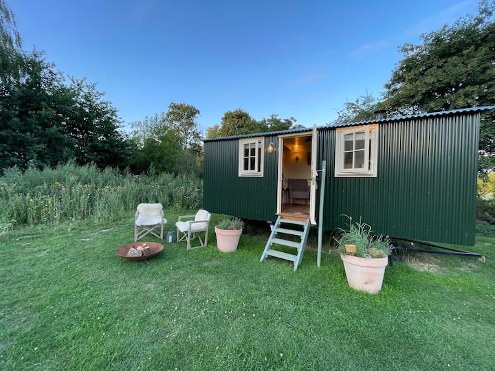 Delightful Cotswolds Shepherds Hut - Moorhen Hut - Gloucestershire