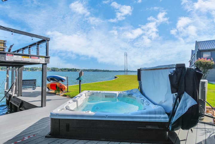 Luxury Lakefront-7 Beds - Hottub - Game Rm - Kayak - Lake Conroe, TX