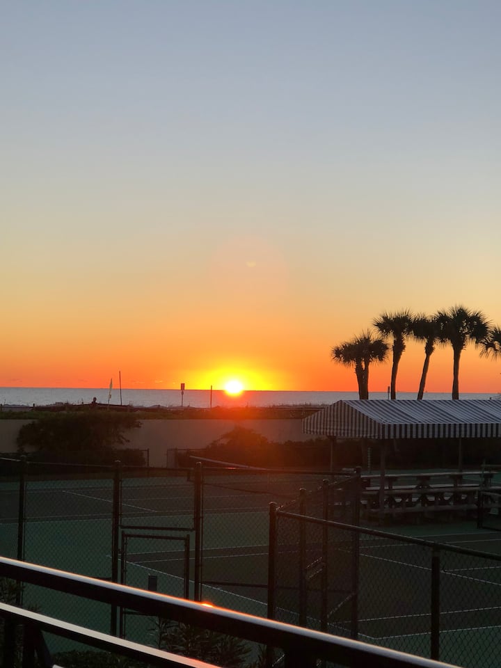 Newly Updated Oceanside Condo Vero Beach - Vero Beach