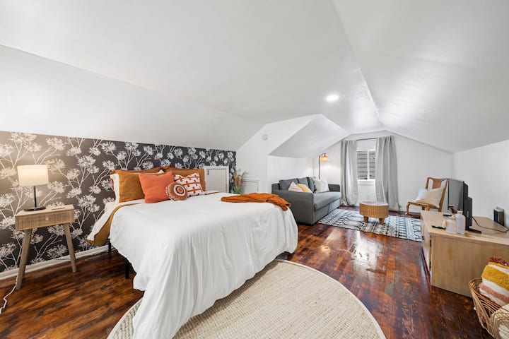 Suburban Boho Studio Loft - Downtown Puyallup - Puyallup, WA