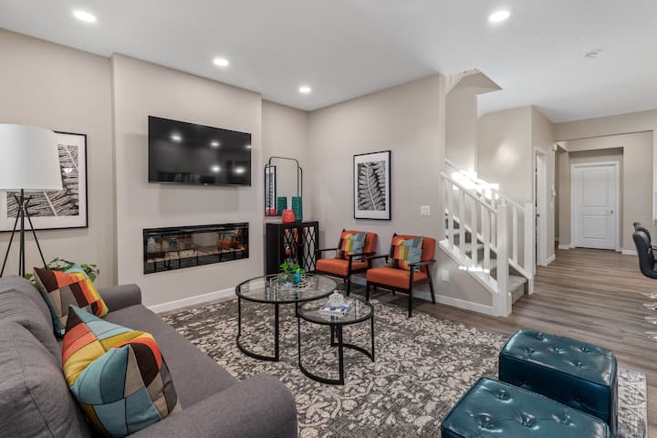 Spacious Five Bedroom Family Home-close To Airport - Calgary