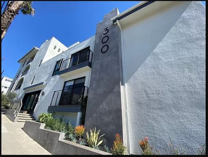 B16- Spacious Beach Apt! Just 2 Blocks From Beach - Santa Mónica, CA