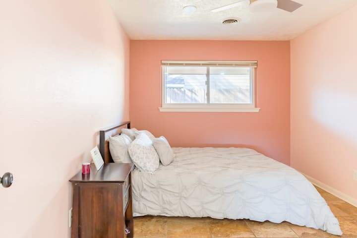 60s Charm Pool House With Complimentary Wine - Briar Forest Drive – Houston