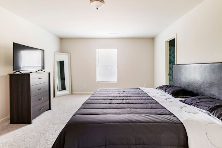 Large Master Bedroom With Private Bathroom - Greensboro