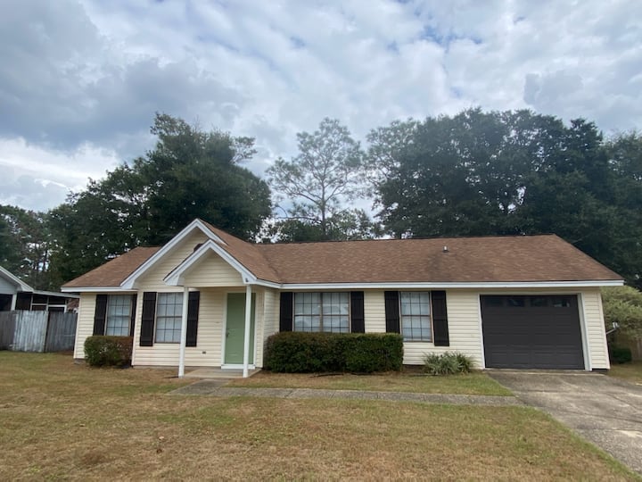 Cute 3 Bedroom/2 Bath With Open Back Deck - クレストビュー, FL