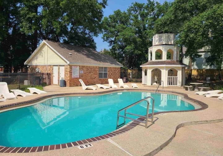 Beautiful 1 Bedroom 1 Bath Condo With A Pool - Pensacola, FL