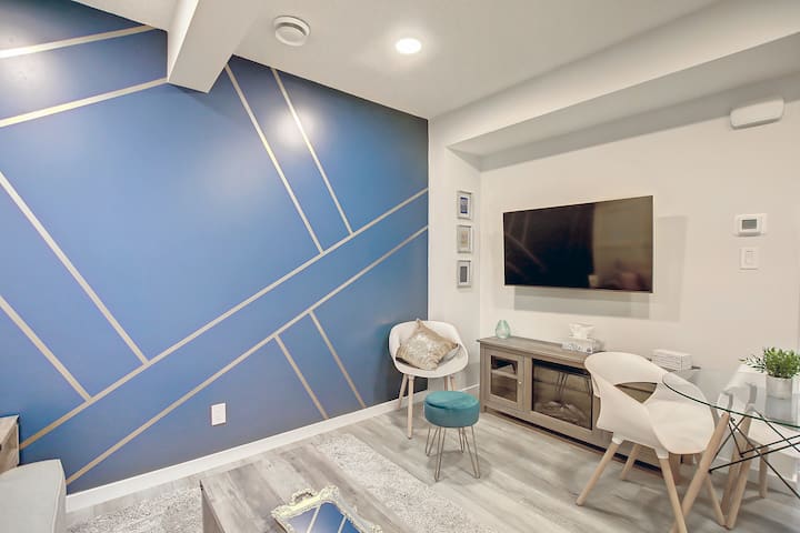 *2 Bedrooms|full Kitchen|faces Park - Calgary