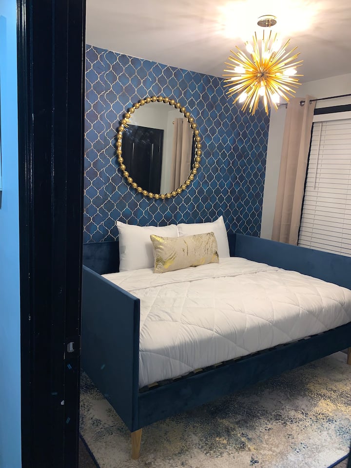 Charming, Cozy 2 Bedroom Bungalow Living - Atlanta, GA