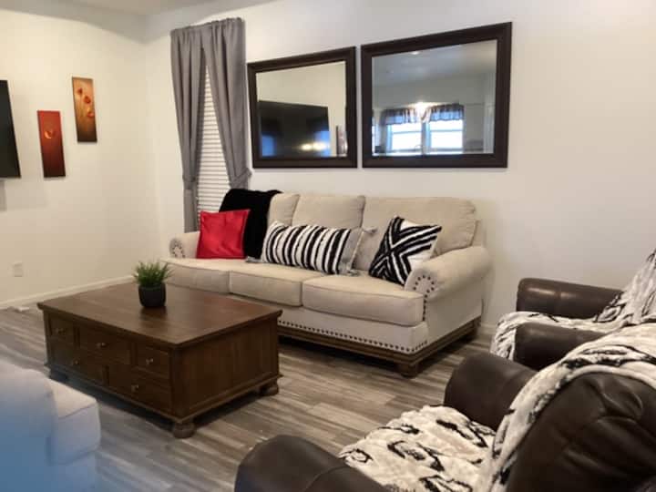 Cheerful 2 Bedroom 2 Bath Home With 3 Car Garage - ユマ, AZ