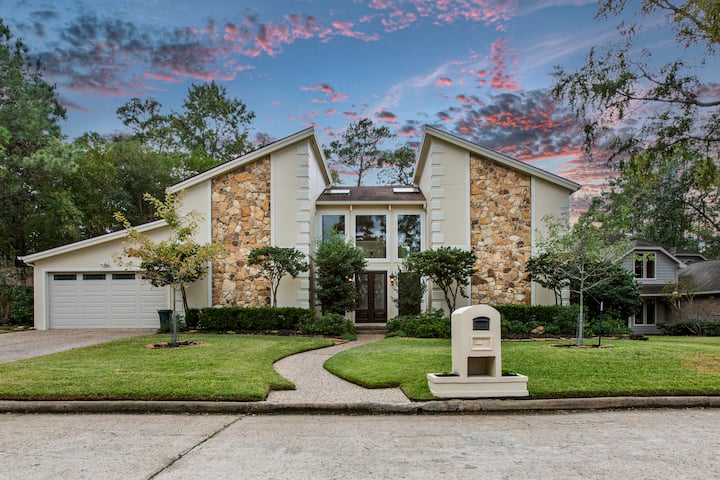 Spacious Conroe Lake House W/ Hot Tub - Conroe, TX