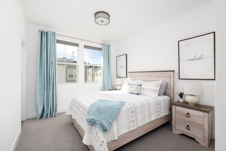 West Of 5 Designer Condo With Wonderful Amenities! - Oceanside, CA