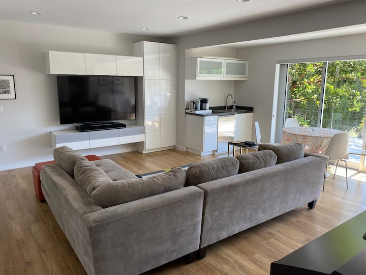 King Bed Two-room Suite In Private Home - Santa Monica, CA