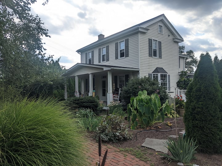 Cozy Farmhouse With Hot Tub In Bucks County - Doylestown, PA