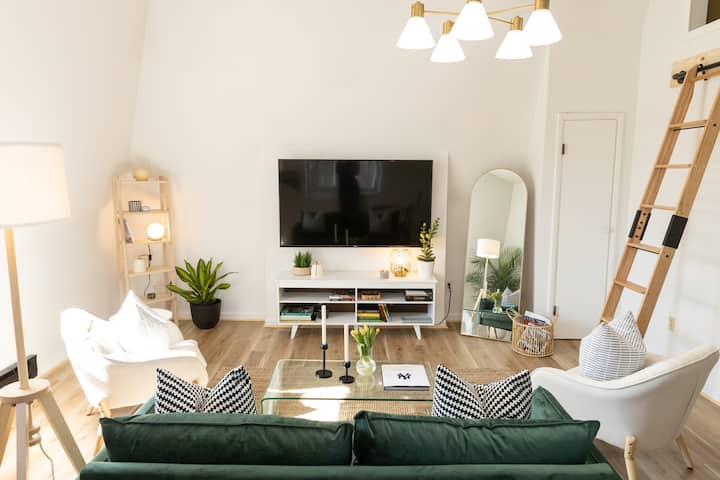 Beautiful, Light-filled North Troy Loft - Troy, NY
