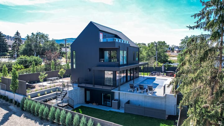 Stunning Modern Farmhouse In Perfect Location - Penticton
