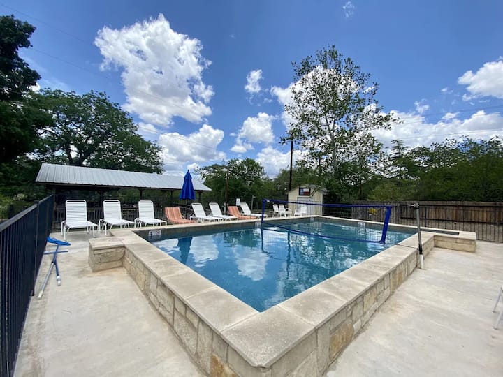 Frio Riverfront House+bunkhouse, Volleyball Pool! - Leakey, TX