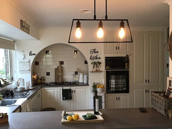 Open To Long Insurance Bookings. Stunning Home - Ballarat