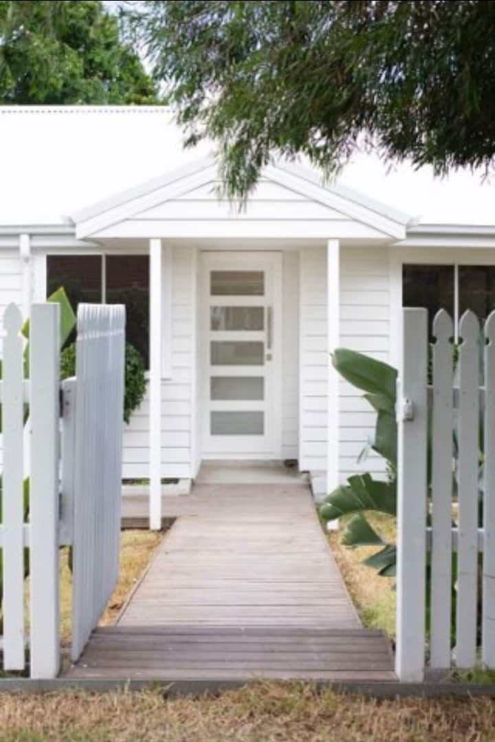 Bright 2 Bedroom Home - Dapto