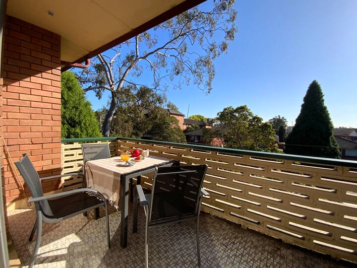 Sun-drenched Unit. Seconds To Shop, Cafes, Station - Strathfield