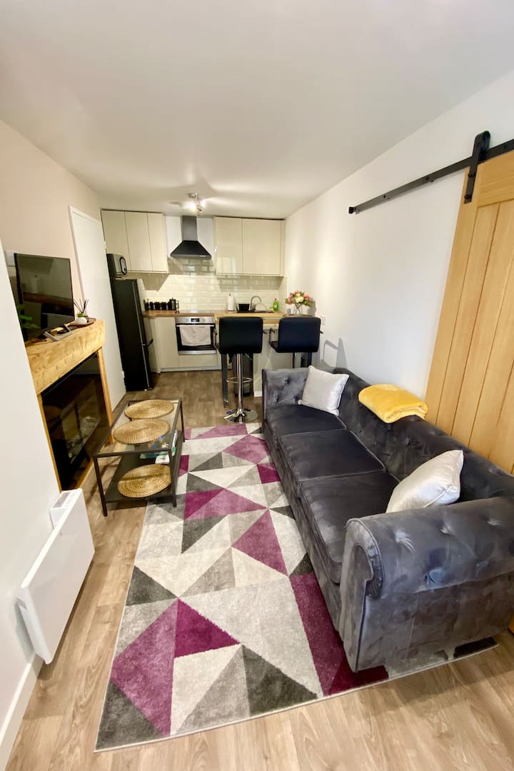 One Bedroom Flat Near Southmead Hospital + Parking - Bristol