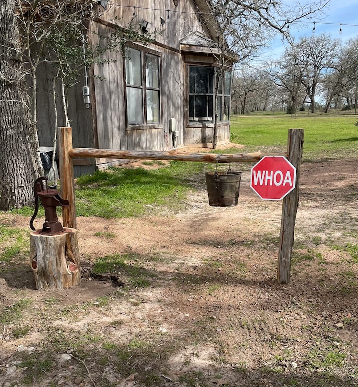Cozy Farm House - Round Top, TX