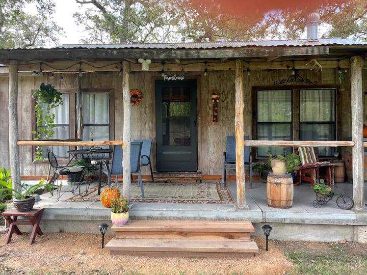 Cozy Farm House - Round Top, TX