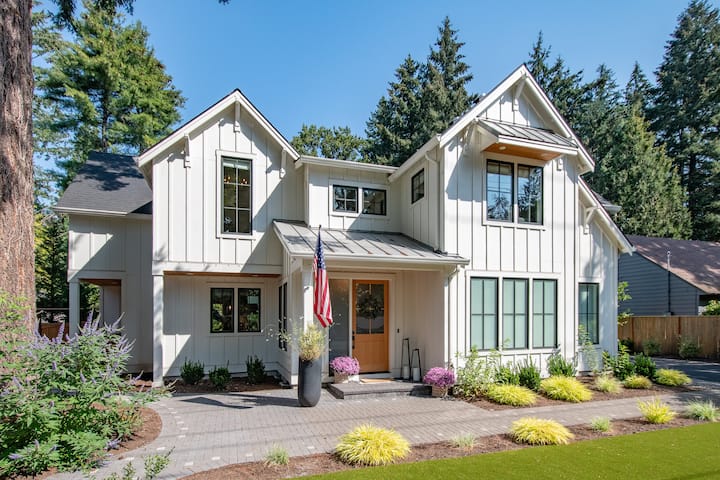 New Modern+classic Family Home *Walk To Downtown* - Wilsonville, OR